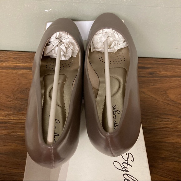 Soft Style | Shoes | Nwt Soft Style Angel Ii Putty Smooth Pumps 95 ...